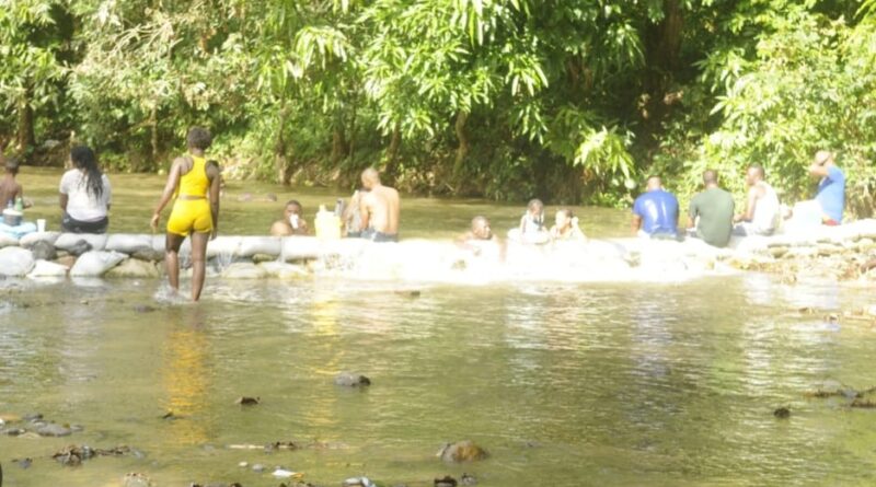 El “Amor de Dios”, en el Río Higüero, un balneario para todos ...