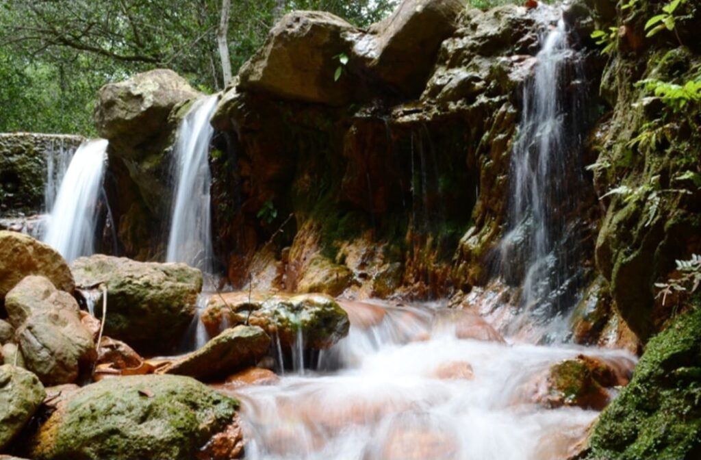 Aunque el río se llama “Colorao” sus aguas son limpias y cristalinas y ...